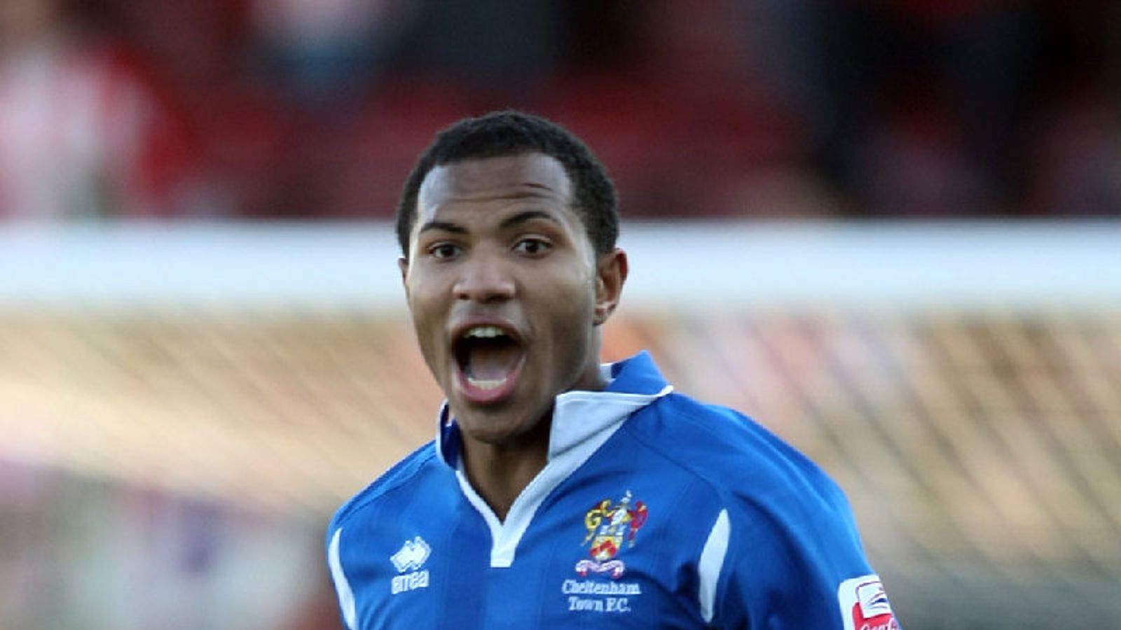 Sinclair stays with Robins | Football News | Sky Sports