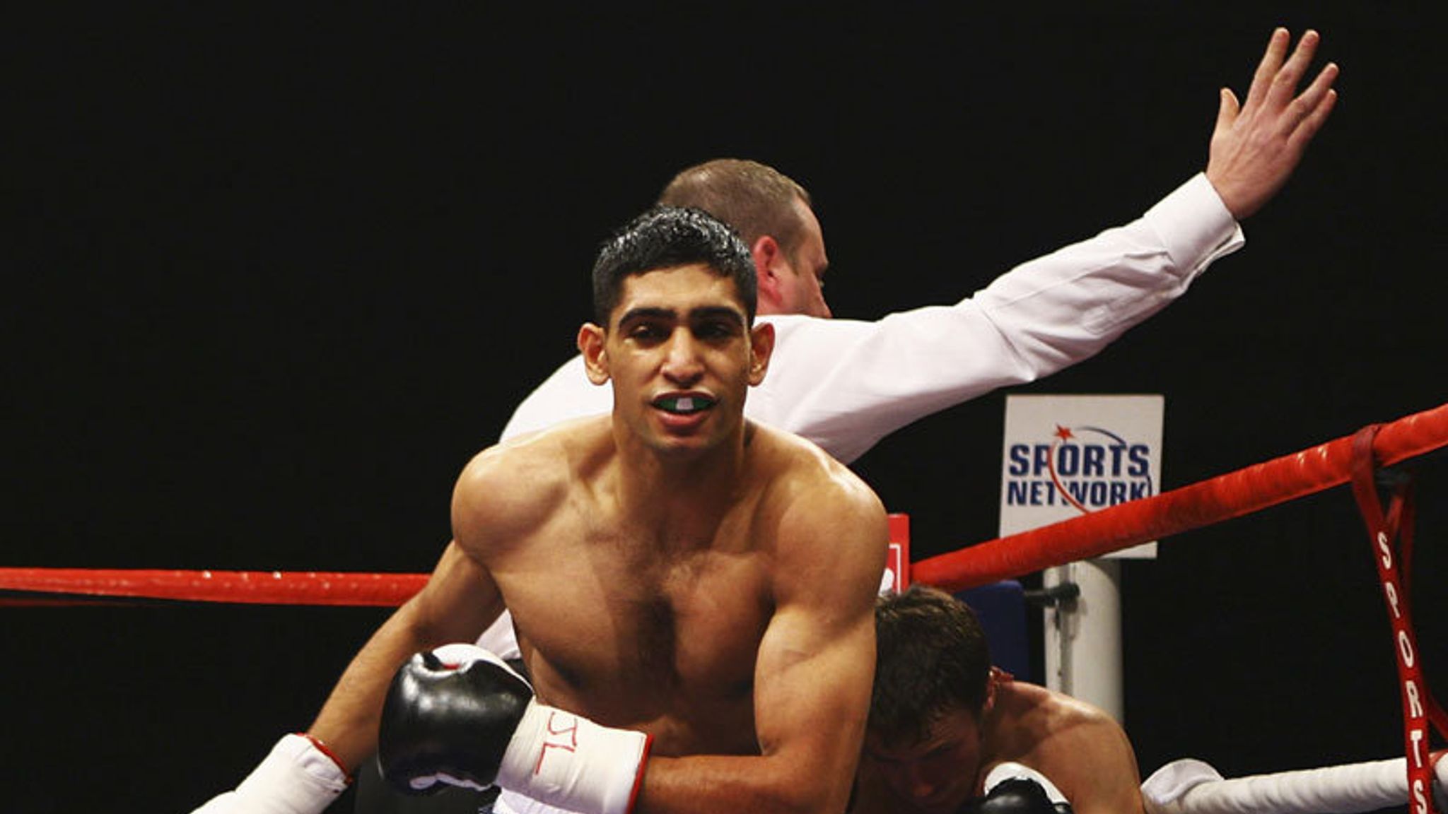 Khan celebrates in style | Boxing News | Sky Sports
