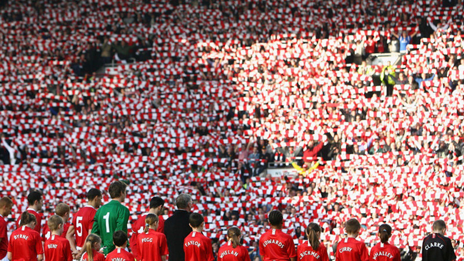 Old Trafford falls silent | Football News | Sky Sports