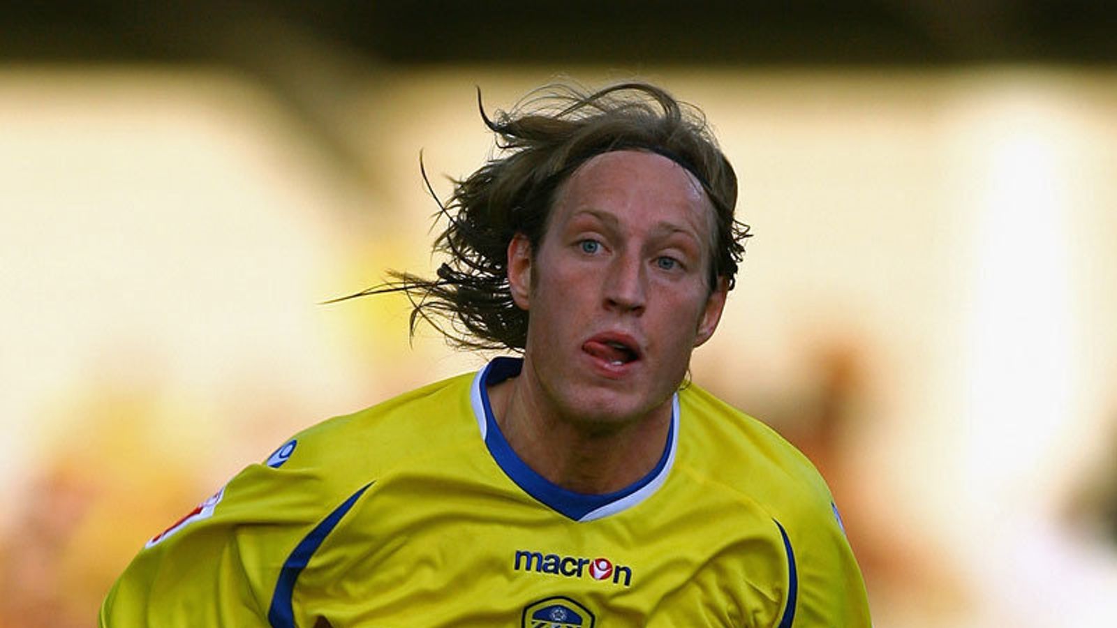 Becchio clinches Leeds win | Football News | Sky Sports