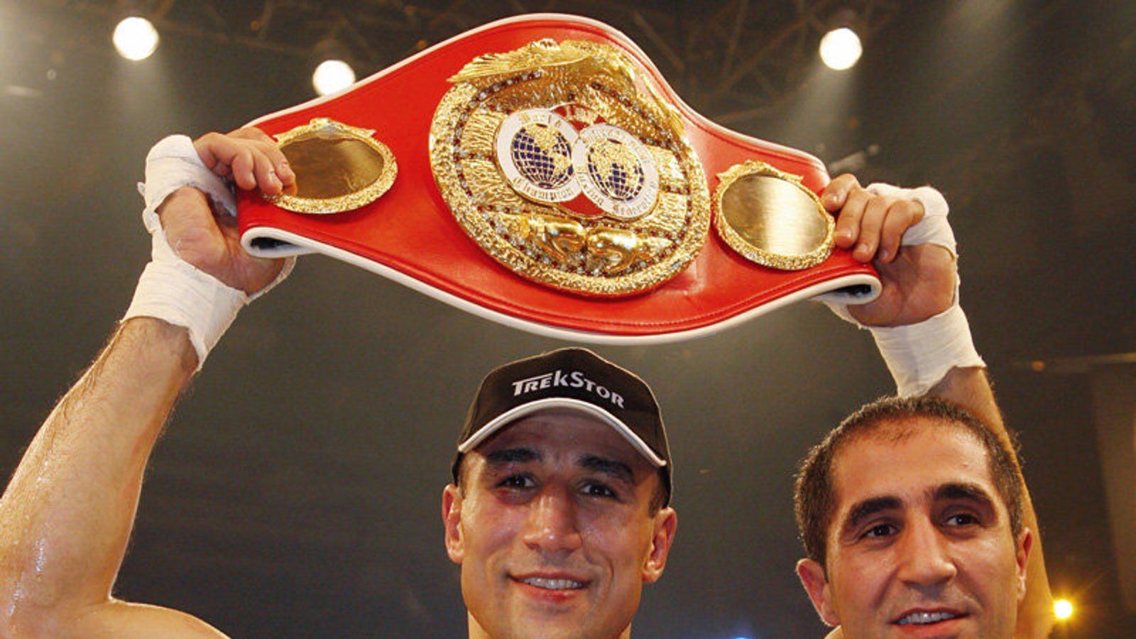 King Arthur defends his crown | Boxing News | Sky Sports