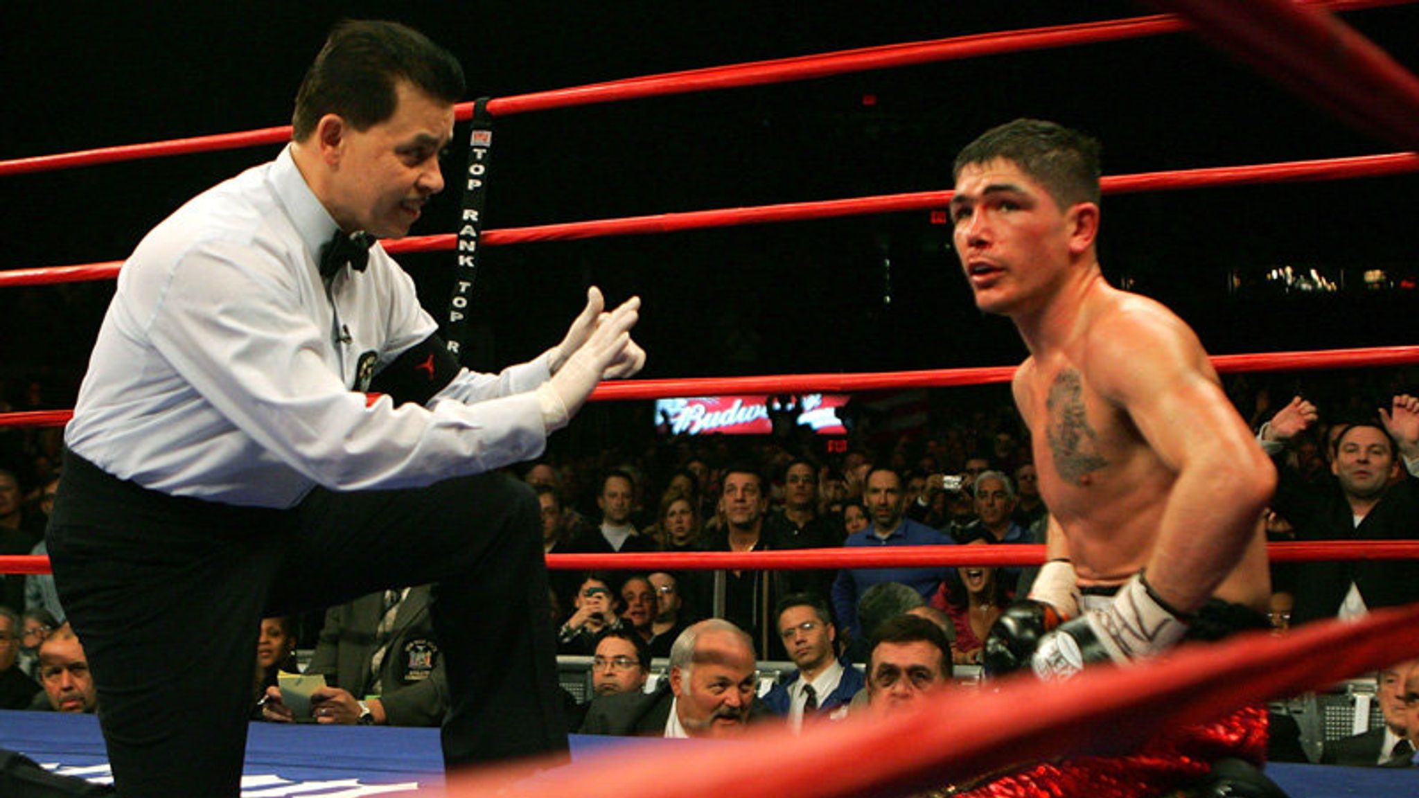 Jennings down but not out | Boxing News | Sky Sports