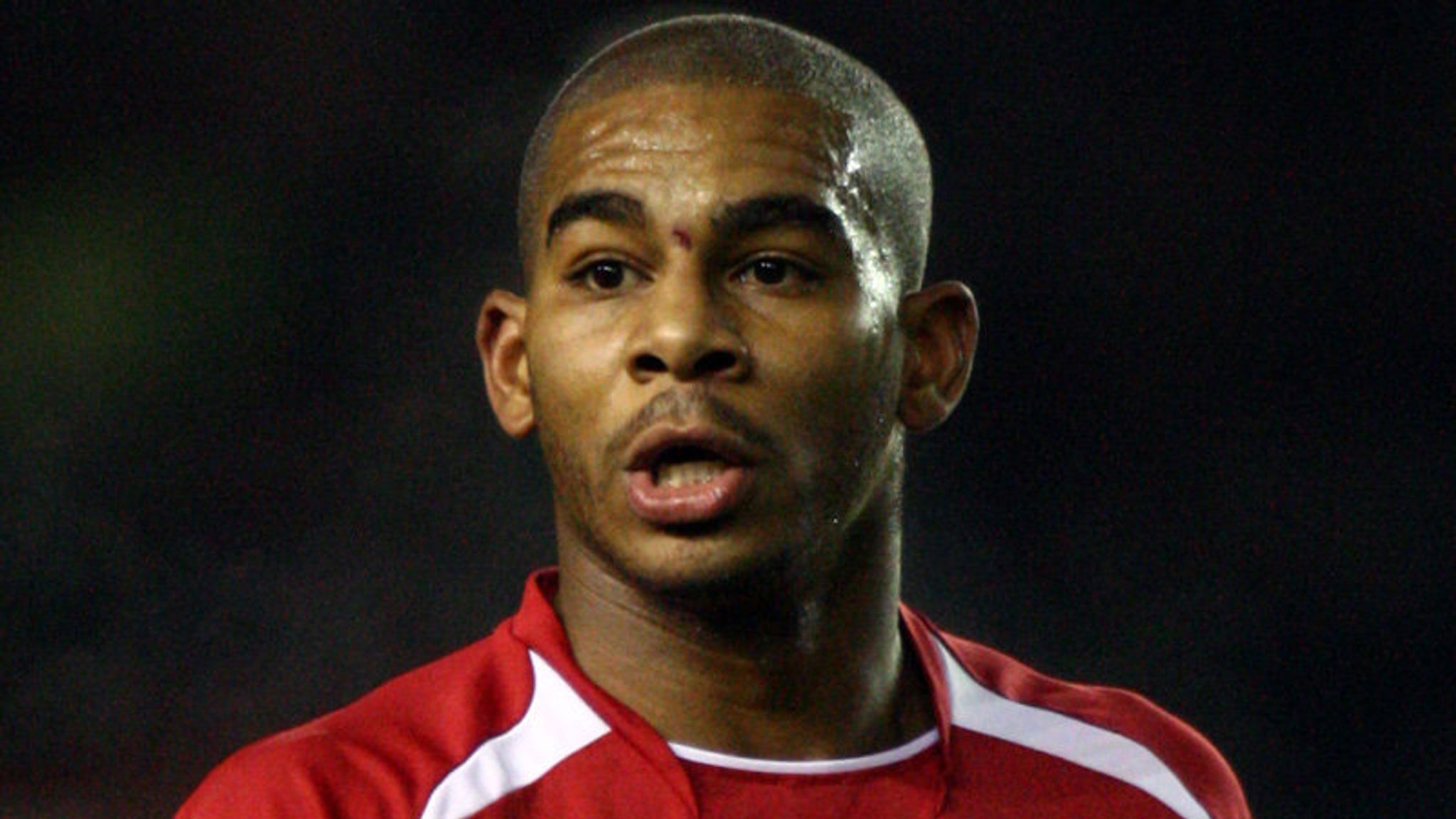 Elliott signs new Robins deal | Football News | Sky Sports