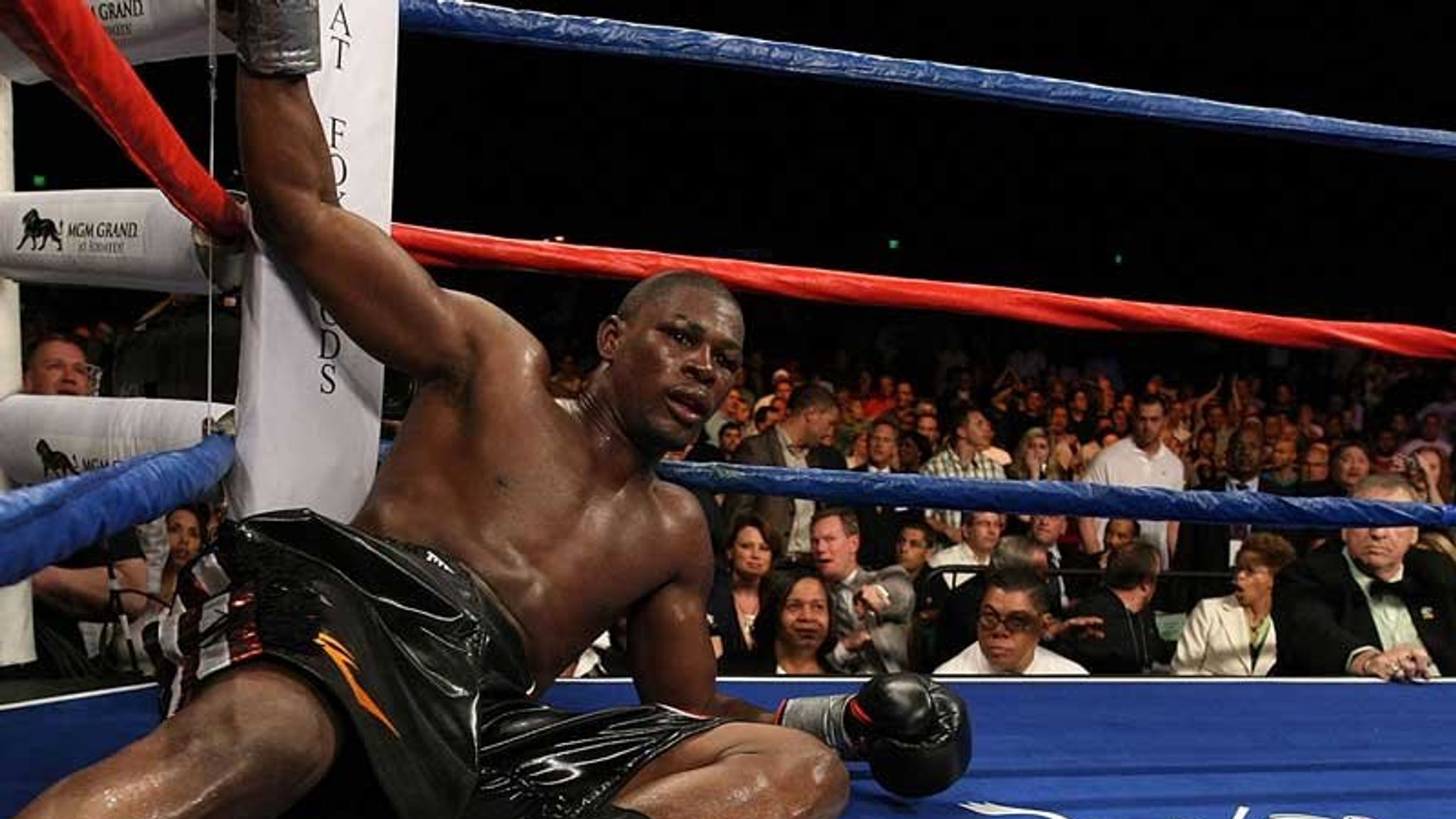 Cobra takes down Taylor | Boxing News | Sky Sports