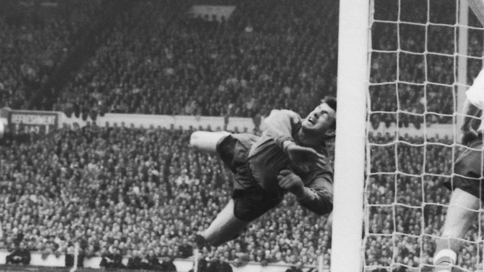 Legend Kelly passes away | Football News | Sky Sports