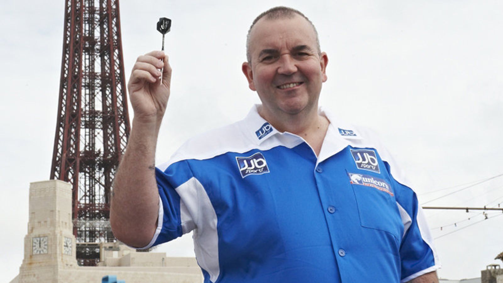 Darts goes 3D! | Sky Sports