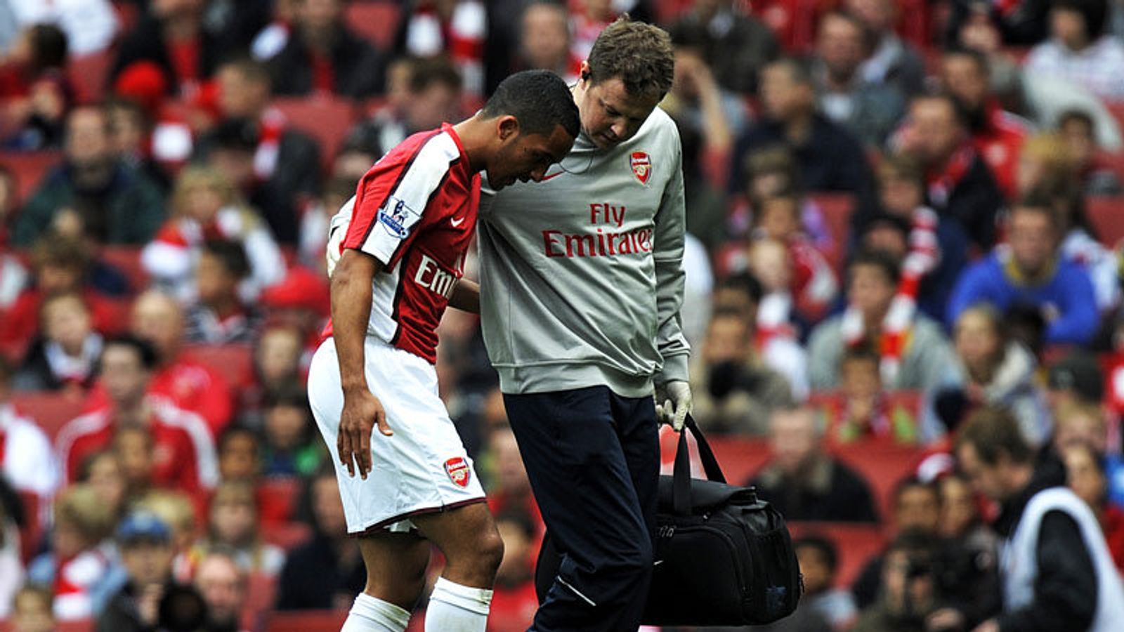 Walcott facing four weeks out | Football News | Sky Sports