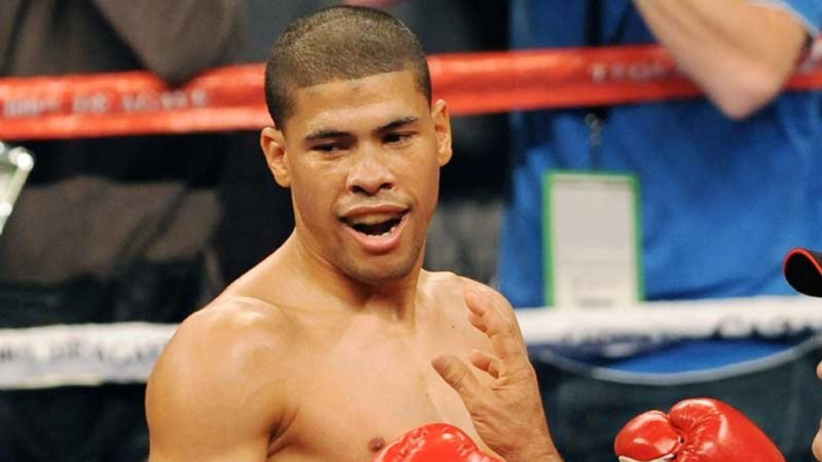 Lopez defends crown in NY | Boxing News | Sky Sports