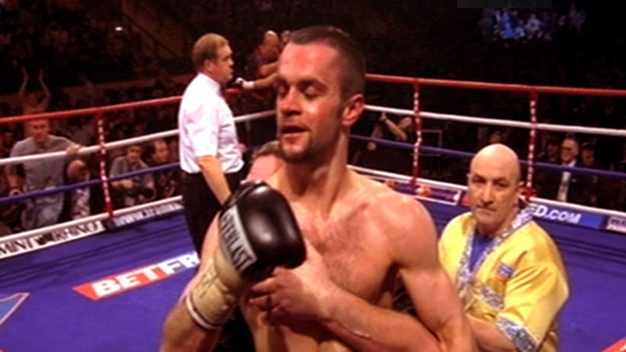 Simpson too strong for Bell | Boxing News | Sky Sports