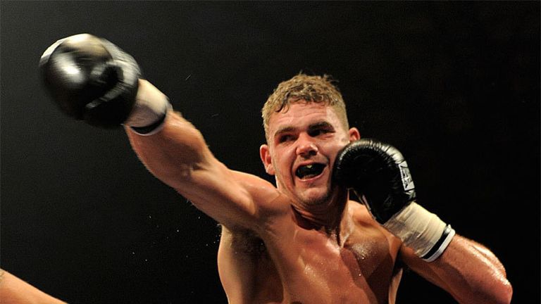 Saunders pounds out points win | Boxing News | Sky Sports