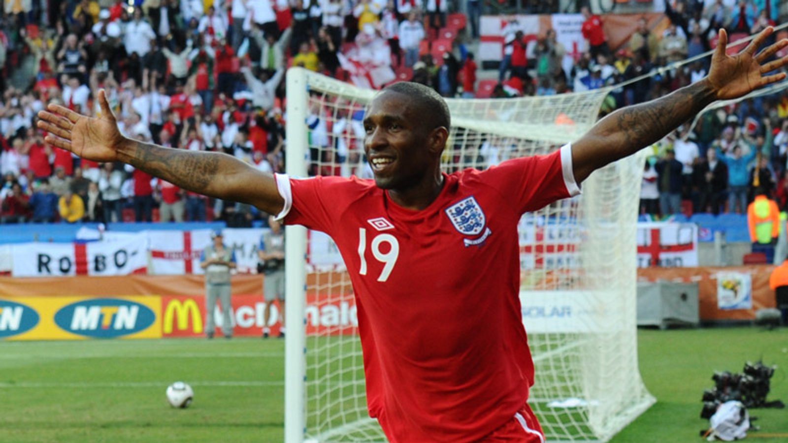 Defoe fires England through | Football News | Sky Sports