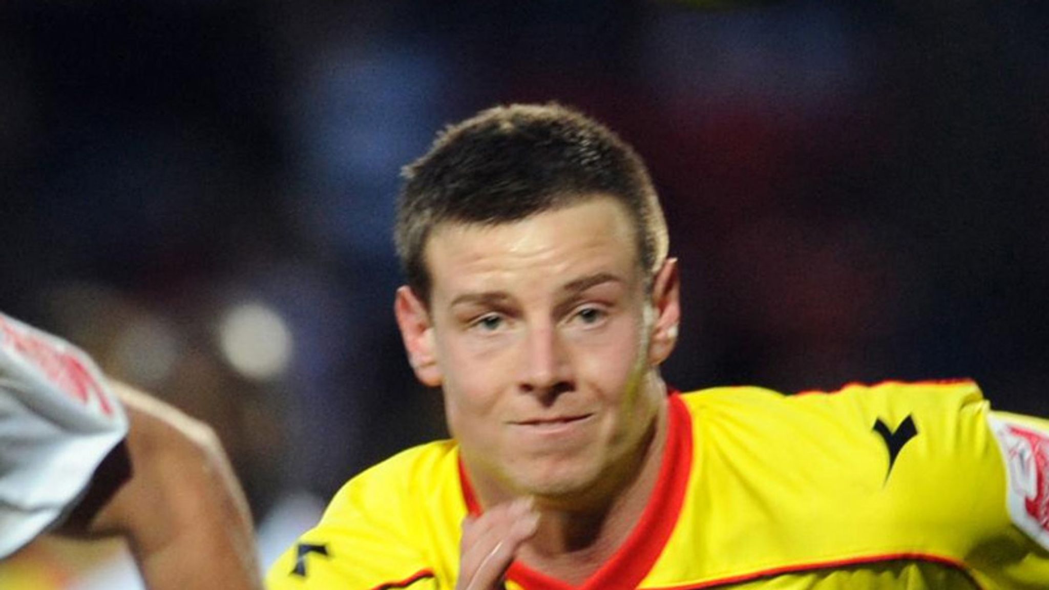 Pirates grab Hoskins | Football News | Sky Sports