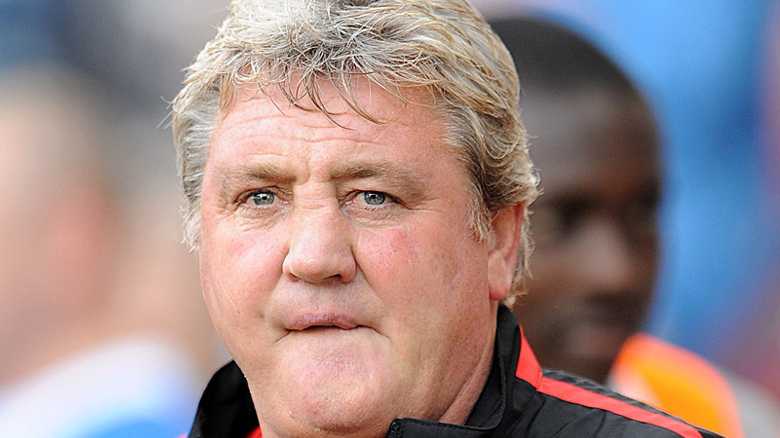 Free-kick drama behind Bruce | Football News | Sky Sports