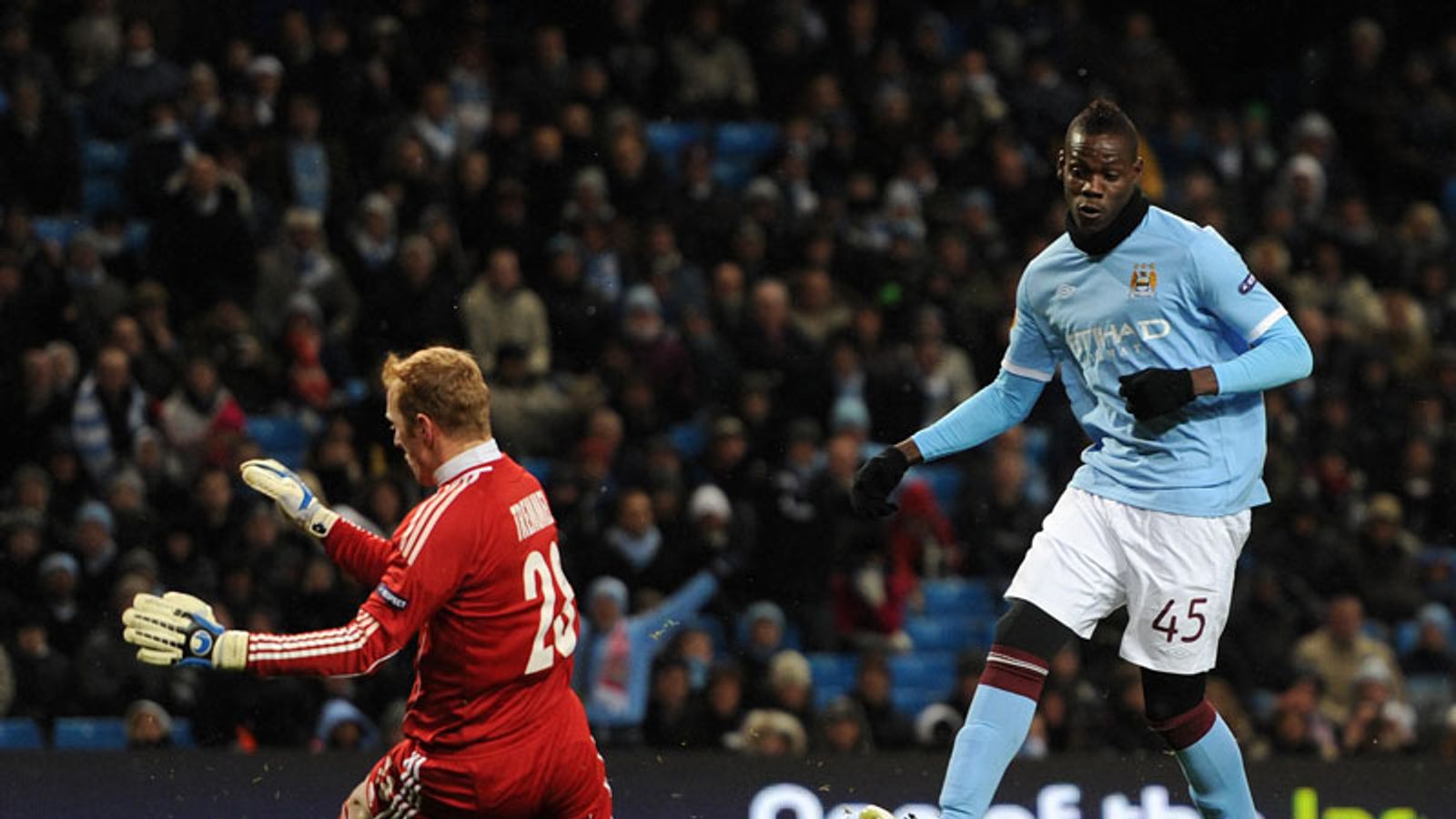 Super Mario sends City through | Football News | Sky Sports