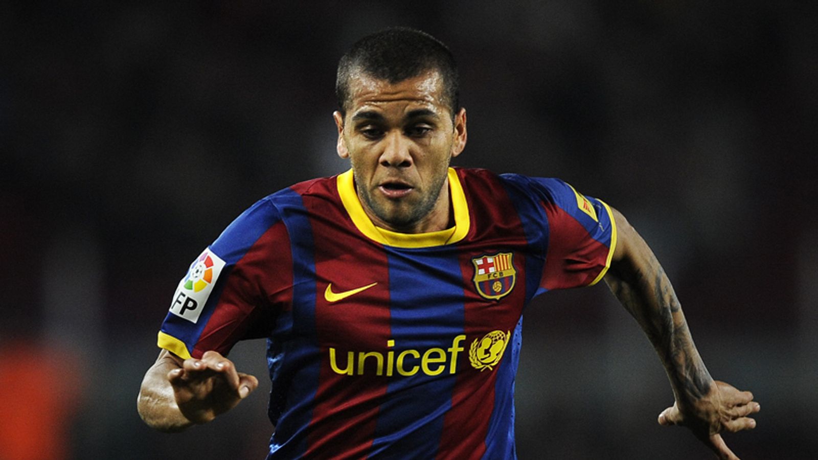 Alves committed to Barca | Football News | Sky Sports