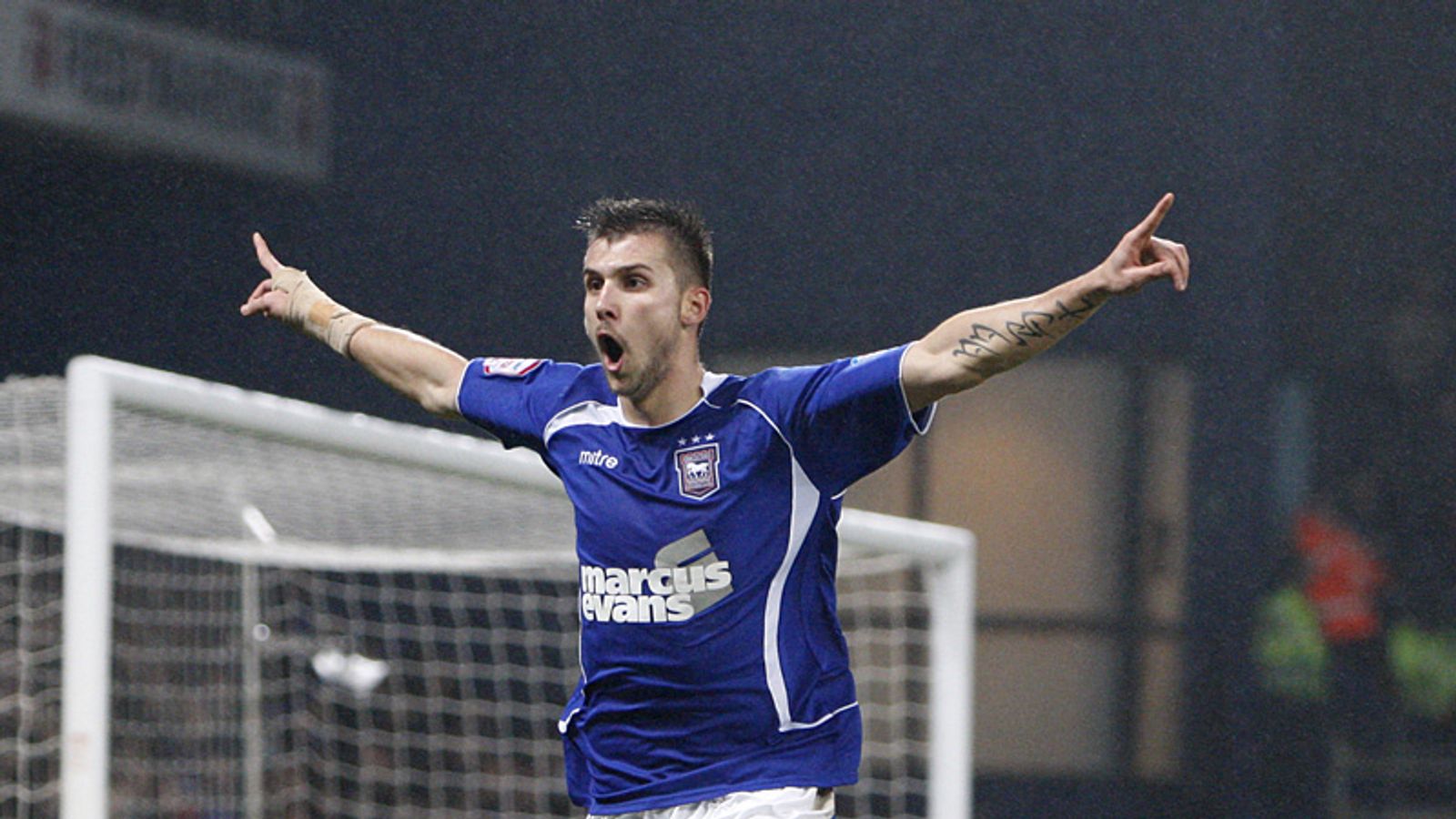 Priskin gem stuns Gunners | Football News | Sky Sports