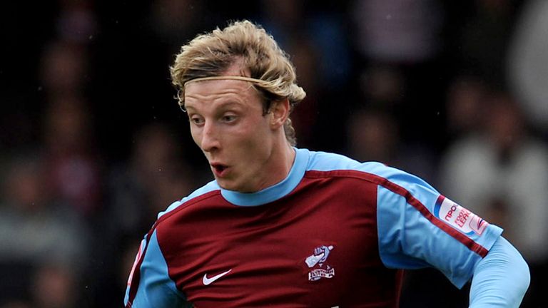 Robins capture Woolford | Football News | Sky Sports