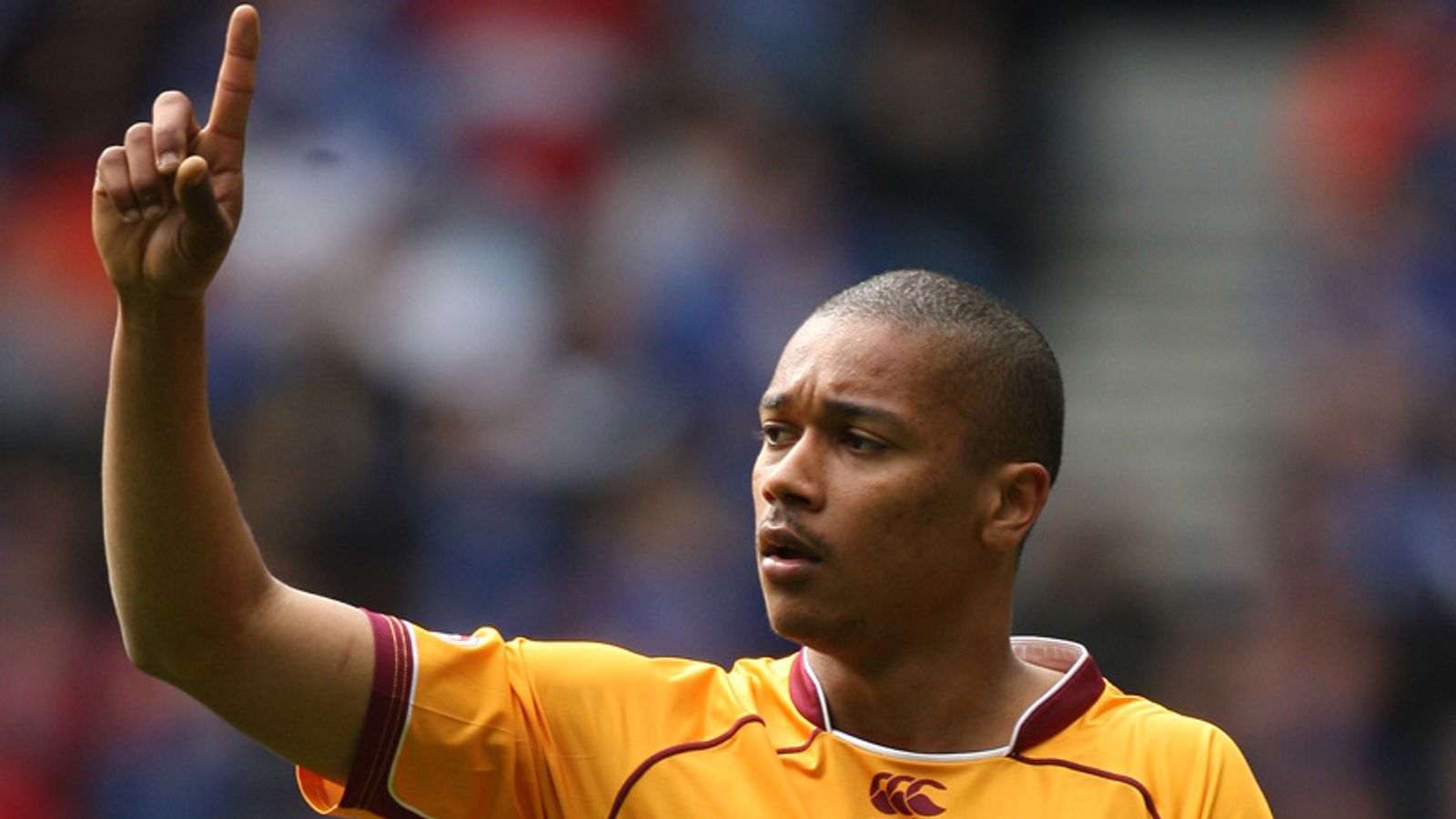 Chase on for Humphrey | Football News | Sky Sports