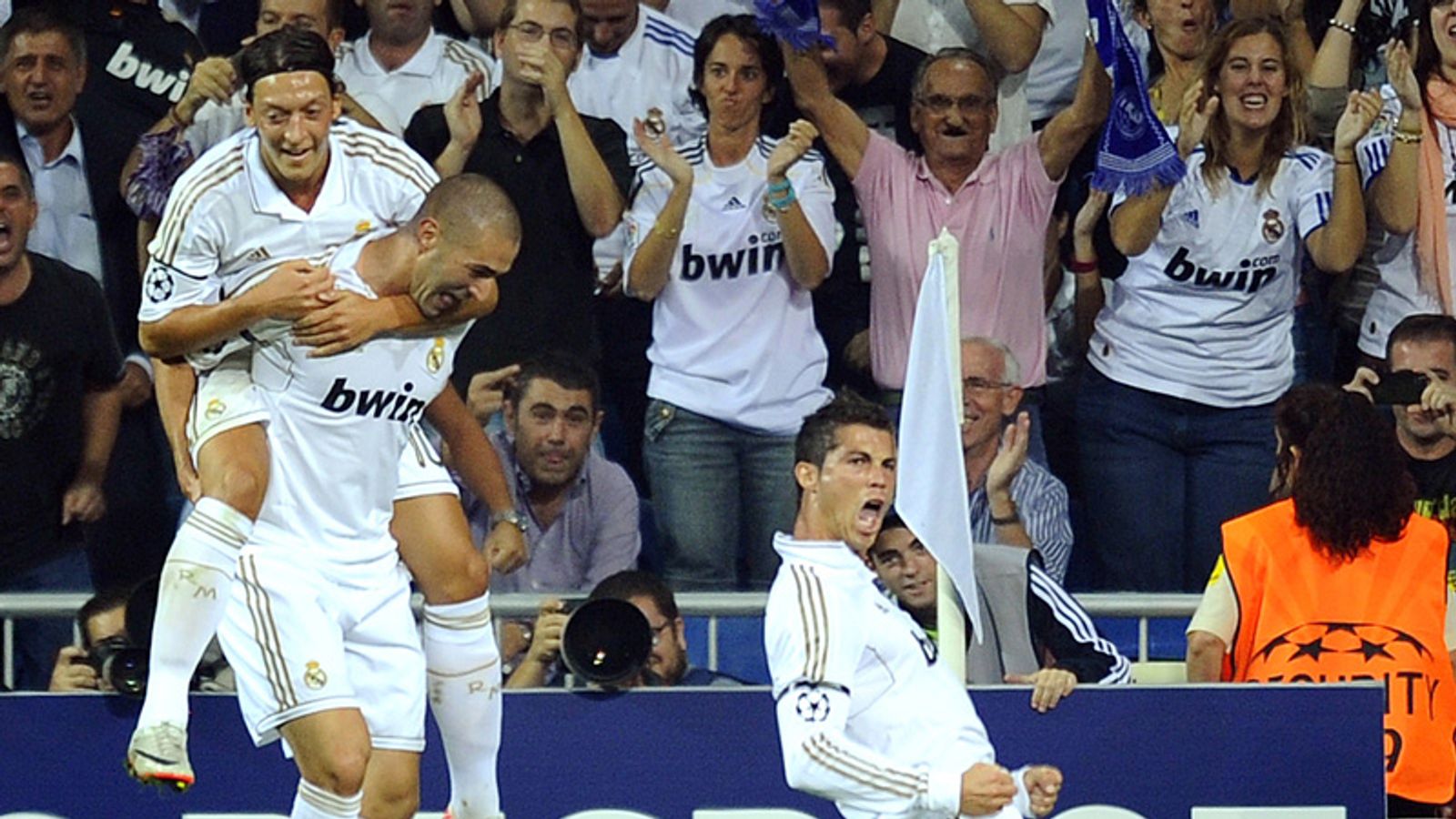 Real Madrid 3 - 0 Ajax - Match Report & Highlights