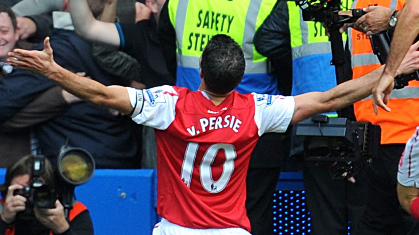 Gunners calm over RVP | Football News | Sky Sports