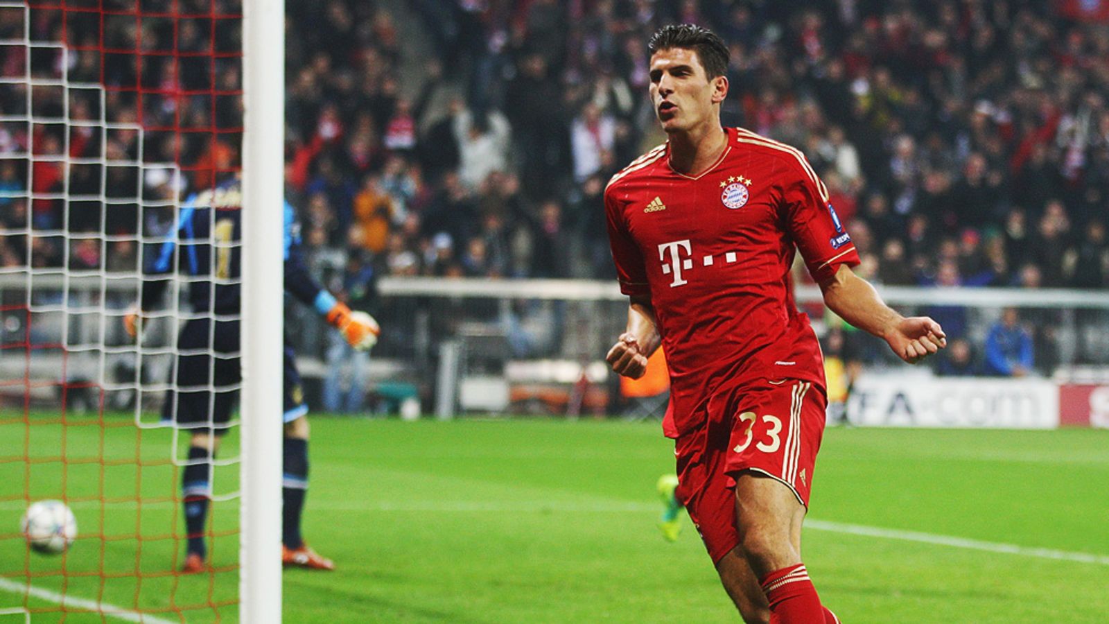 Gomez keeps Bayern top | Football News | Sky Sports