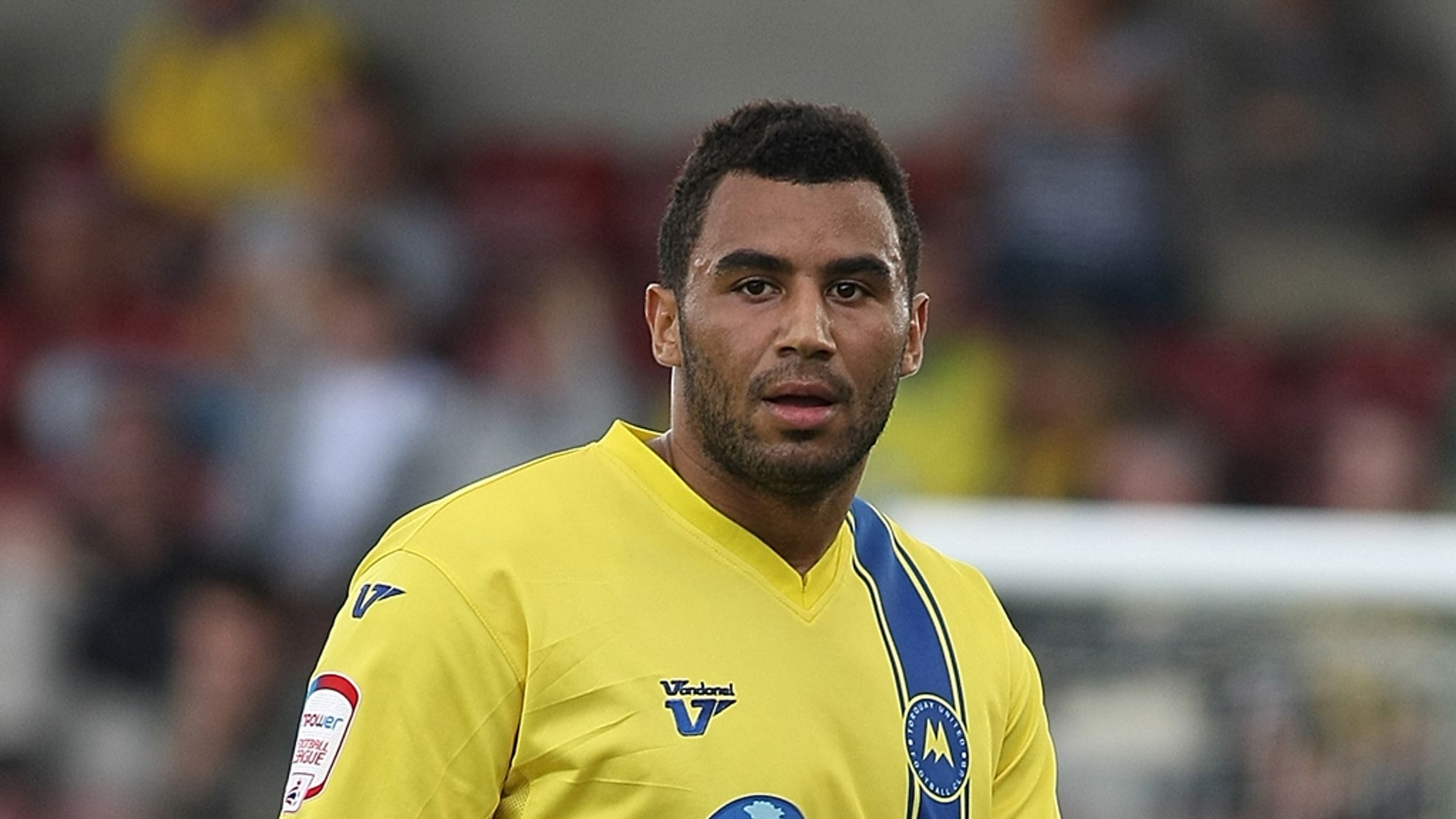 Brewers sign striker Howe | Football News | Sky Sports