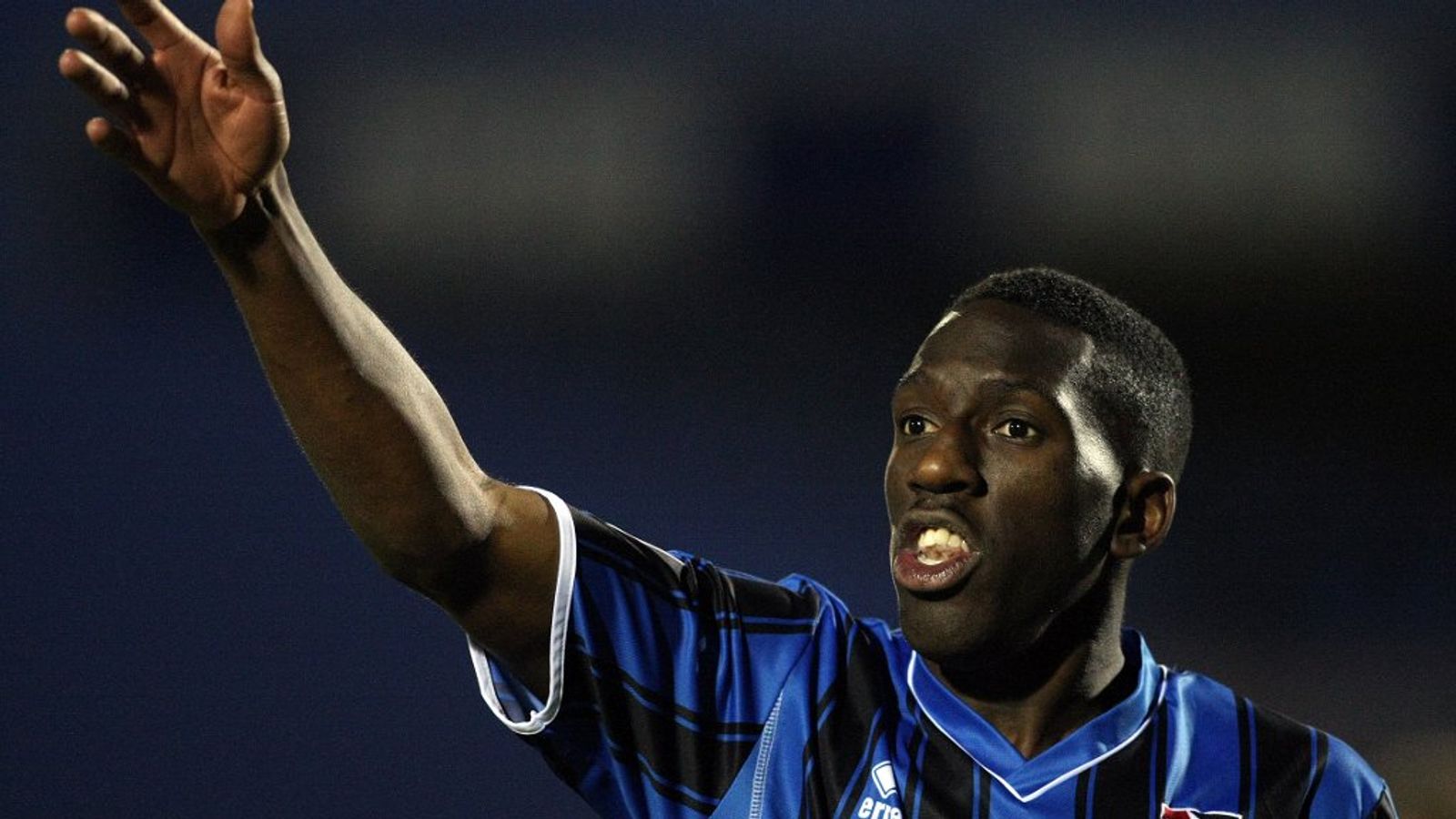 Howarth wears big Smikle | Football News | Sky Sports