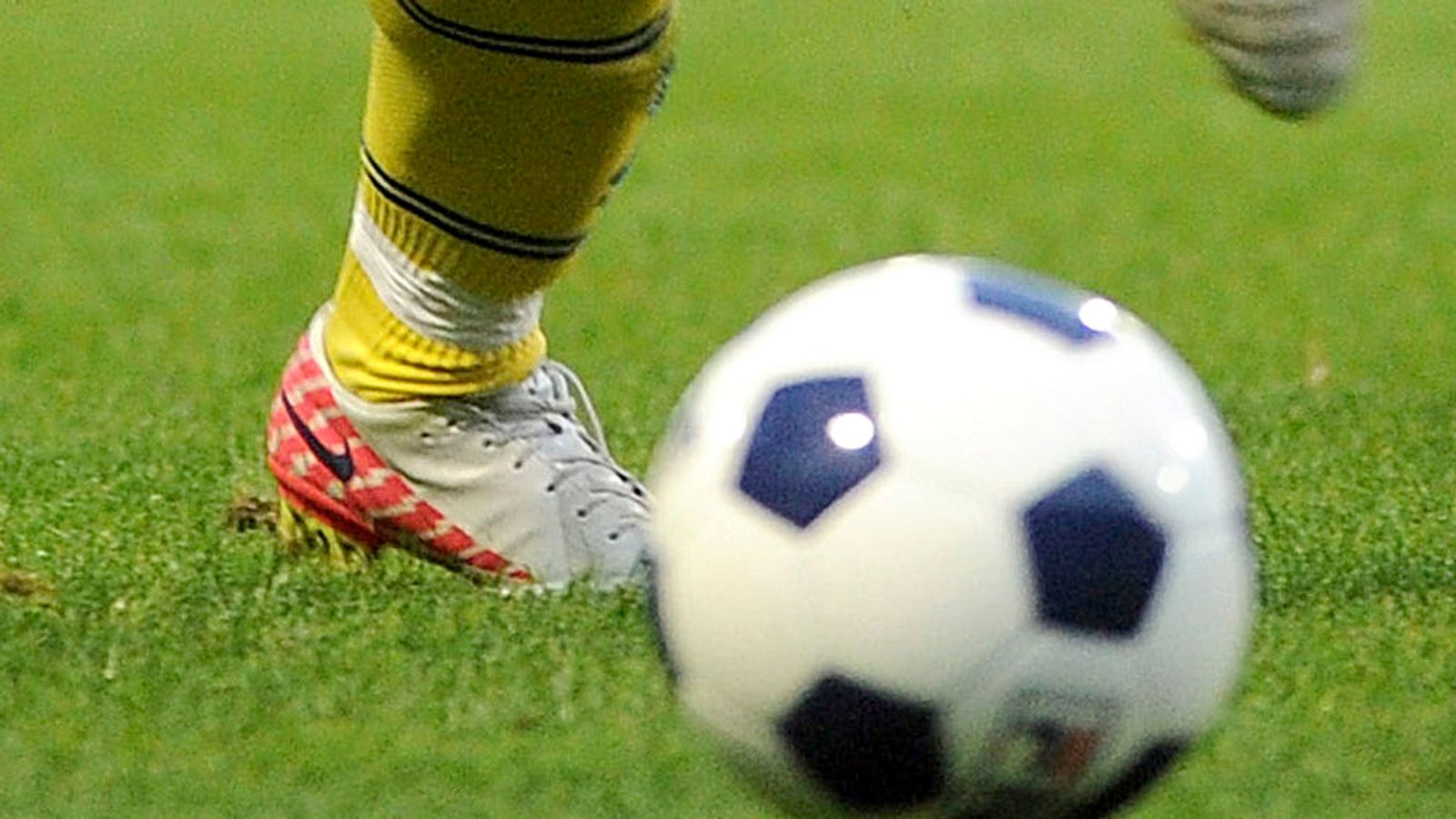 Deards joins Knitters on loan | Football News | Sky Sports