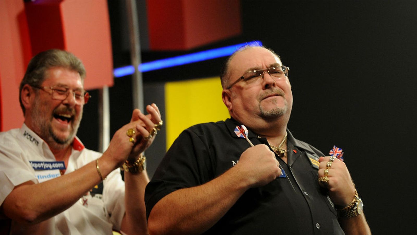 Silverback mauls Wolfie | Darts News | Sky Sports