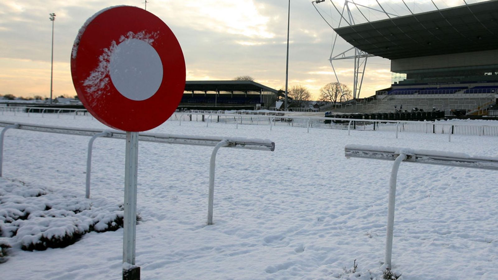 Cheltenham hit by inch of snow | Racing News | Sky Sports