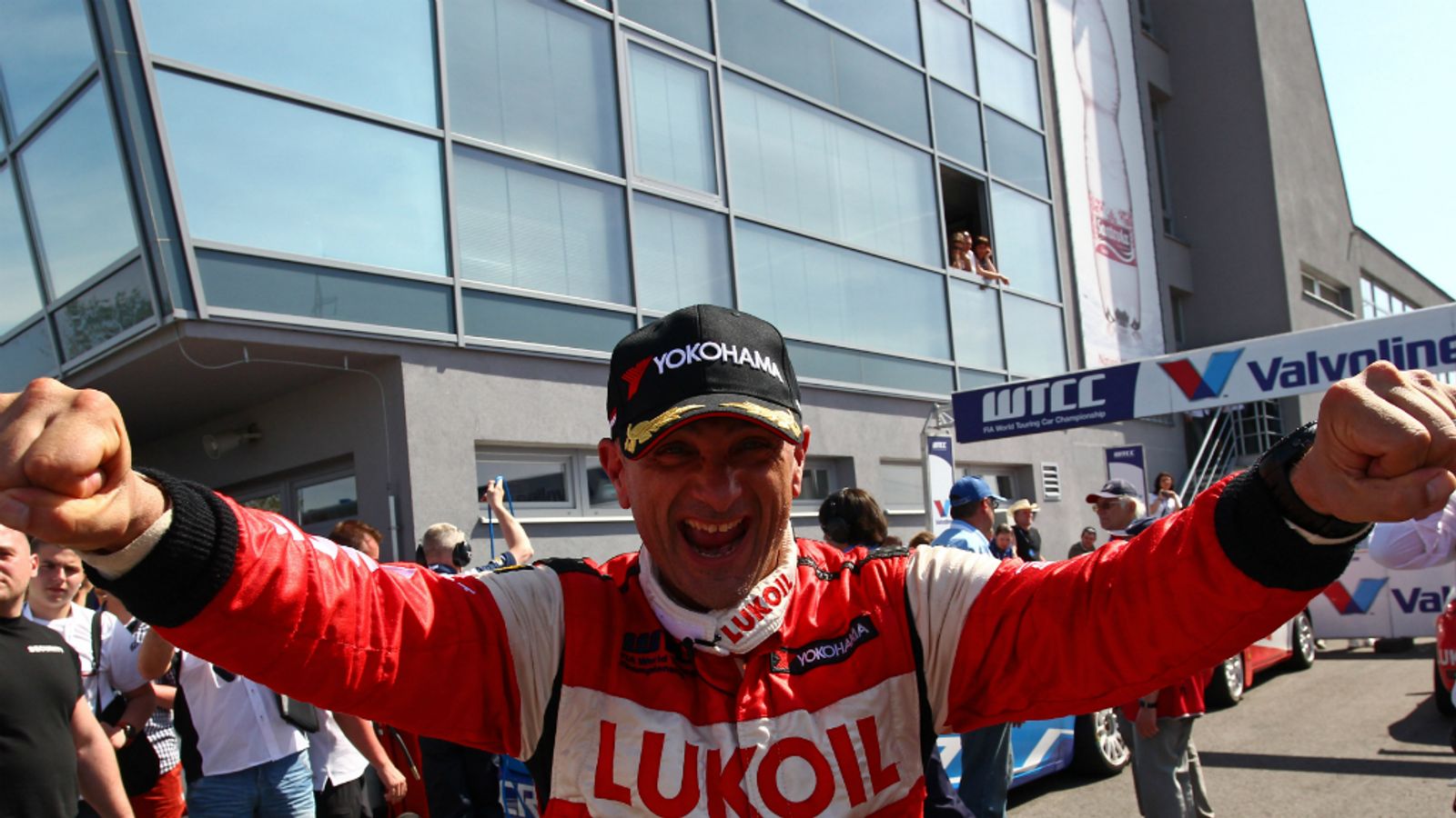 World Touring Cars: Gabriele Tarquini closing the gap on Yvan Muller ...