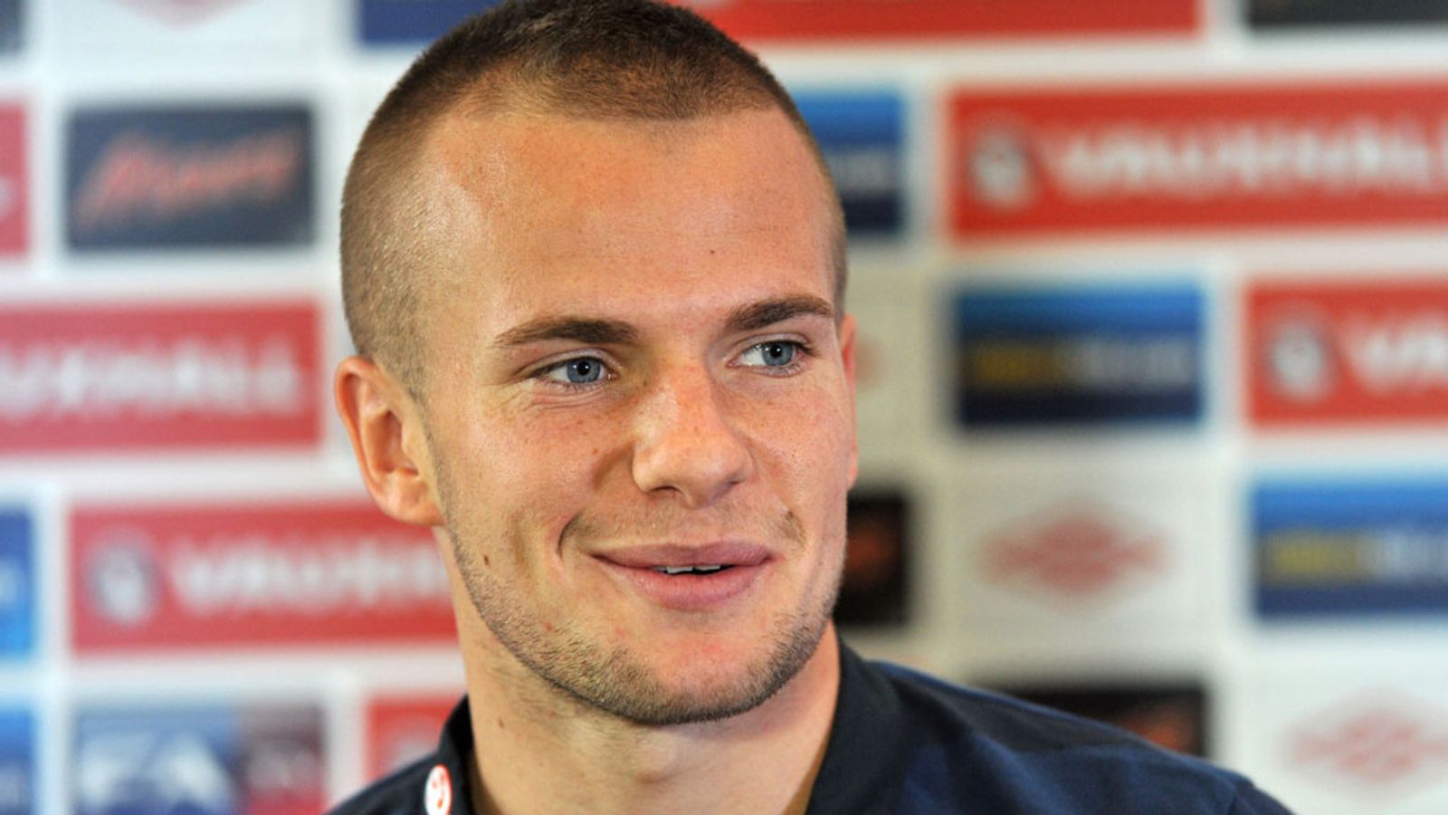 Manchester United star Tom Cleverley happy to play in any role for ...