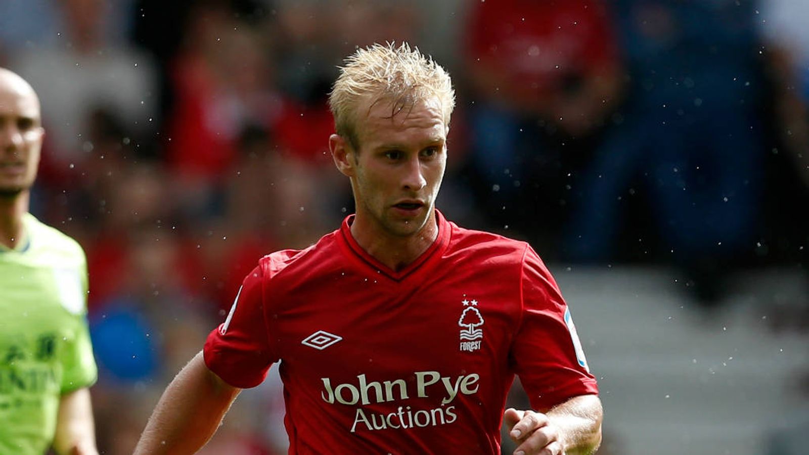 Nottingham Forest midfielder Simon Gillett has signed a new deal at the ...