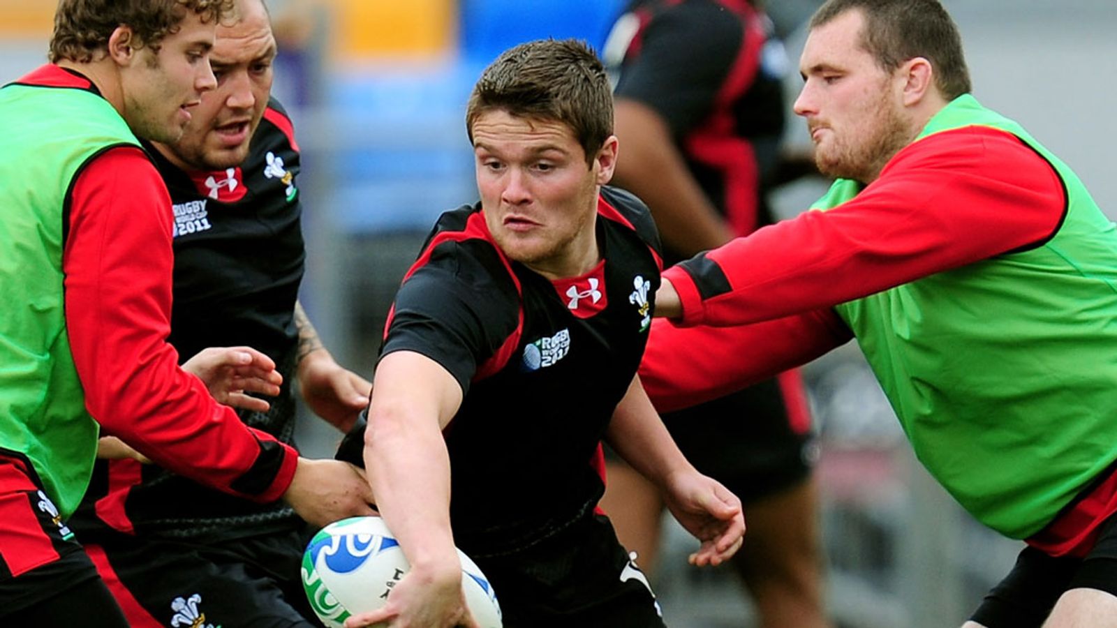 Wales select youngster Tavis Knoyle ahead of Mike Phillips for Saturday ...
