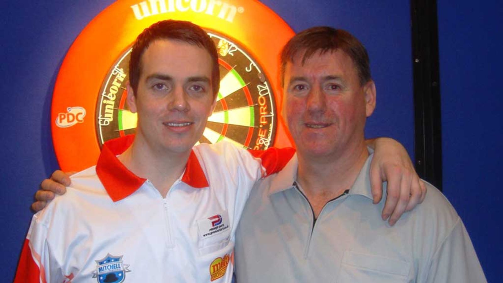 Stuart Kellett and John Bowles qualify for the Ladbrokes World Darts ...