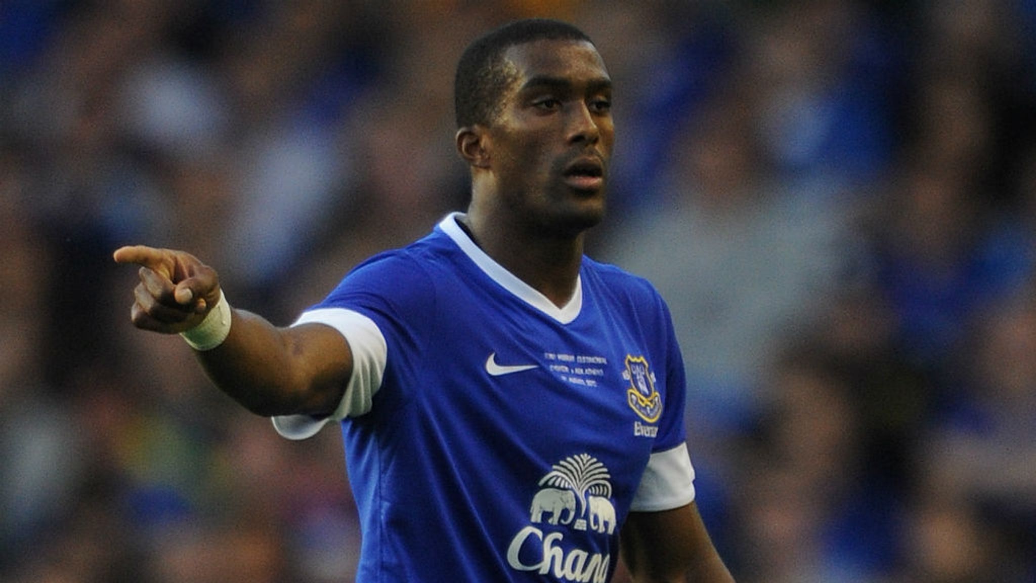 Defender Sylvain Distin commits to Everton on new one-year deal ...