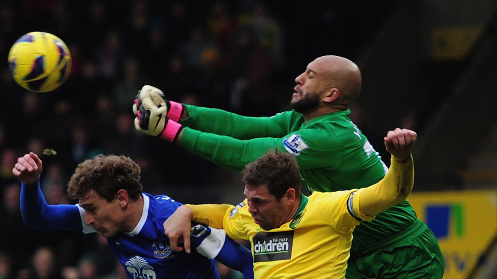 Everton keeper Tim Howard breaks two bones in his back | Football News ...