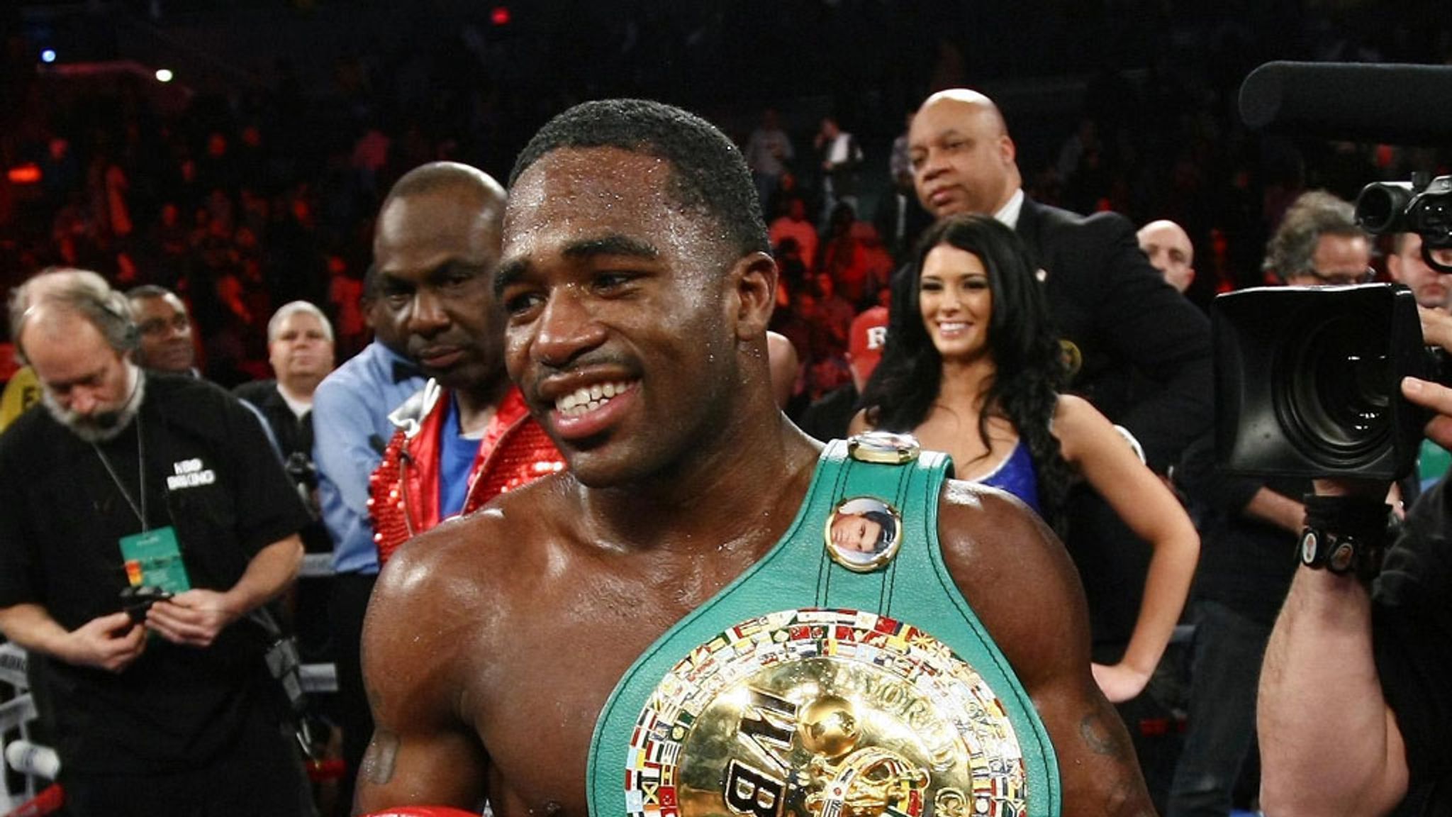 Adrien Broner retained his WBC lightweight title by beating Gavin Rees ...