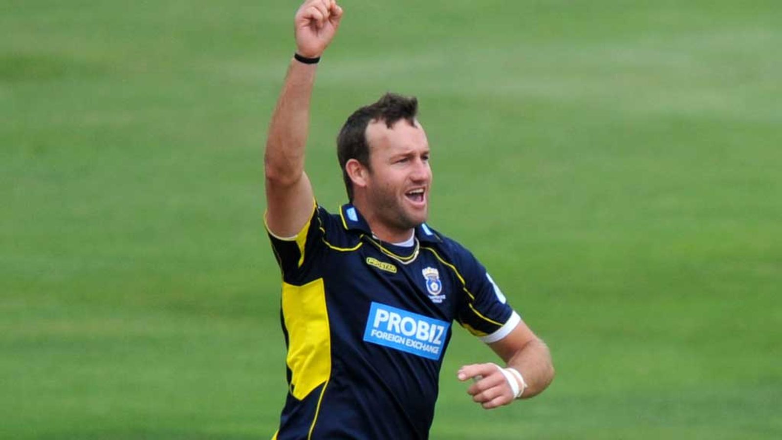 All-rounder Sean Ervine signs new three-year contract with Hampshire ...