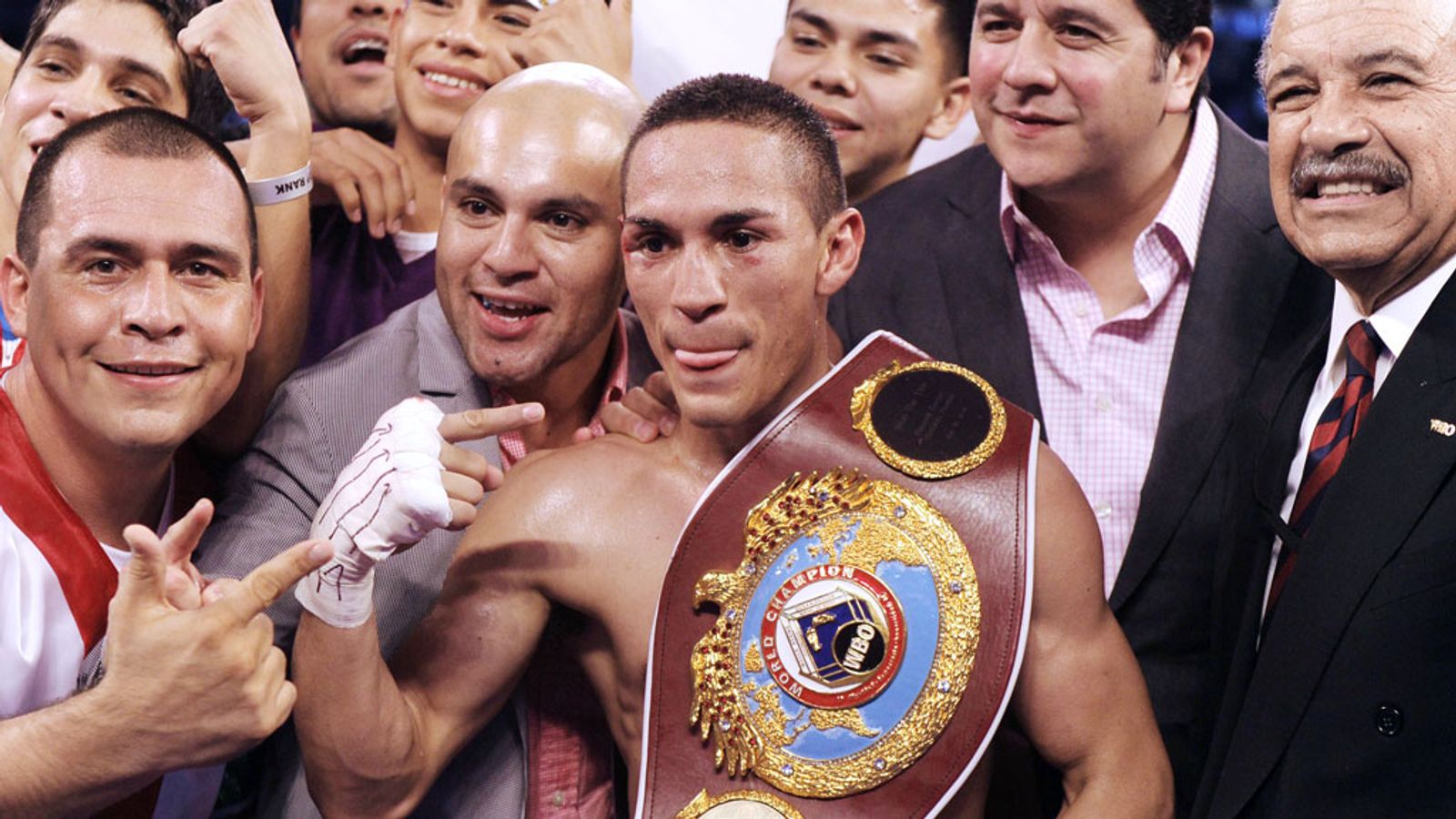 Juan Francisco Estrada beat Brian Viloria to win the WBA and WBO ...