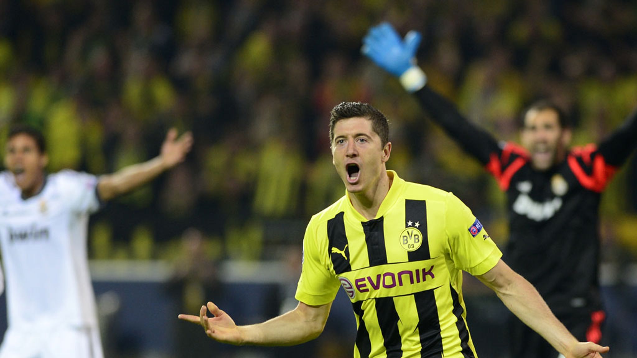 Robert Lewandowski will not be drawn on transfer speculation | Football ...
