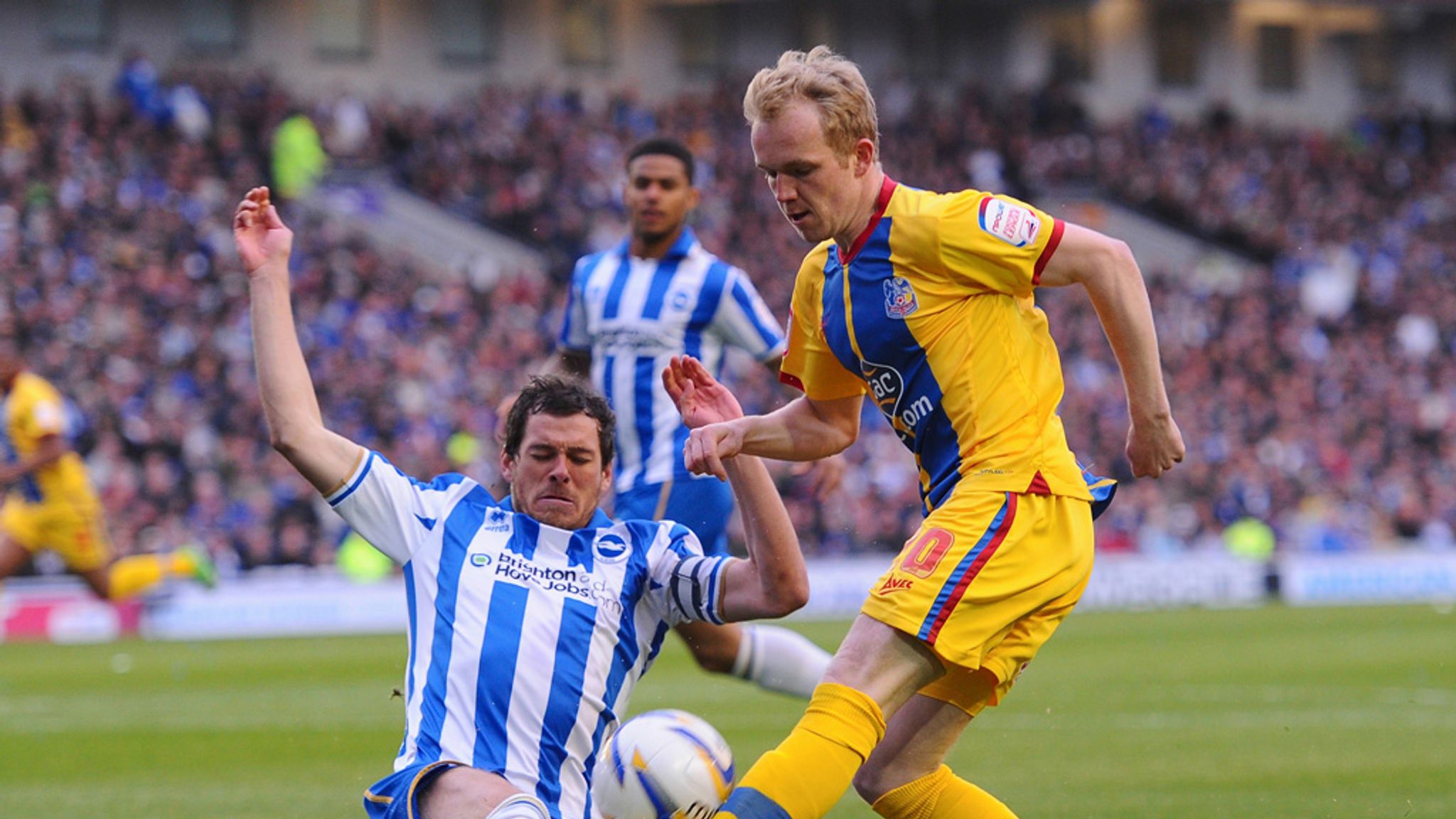 Championship: Brighton captain Gordon Greer puts pen to paper on a new ...