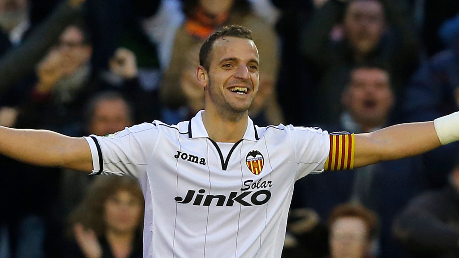 Tottenham boss Andre Villas-Boas confirms interest in Valencia striker ...