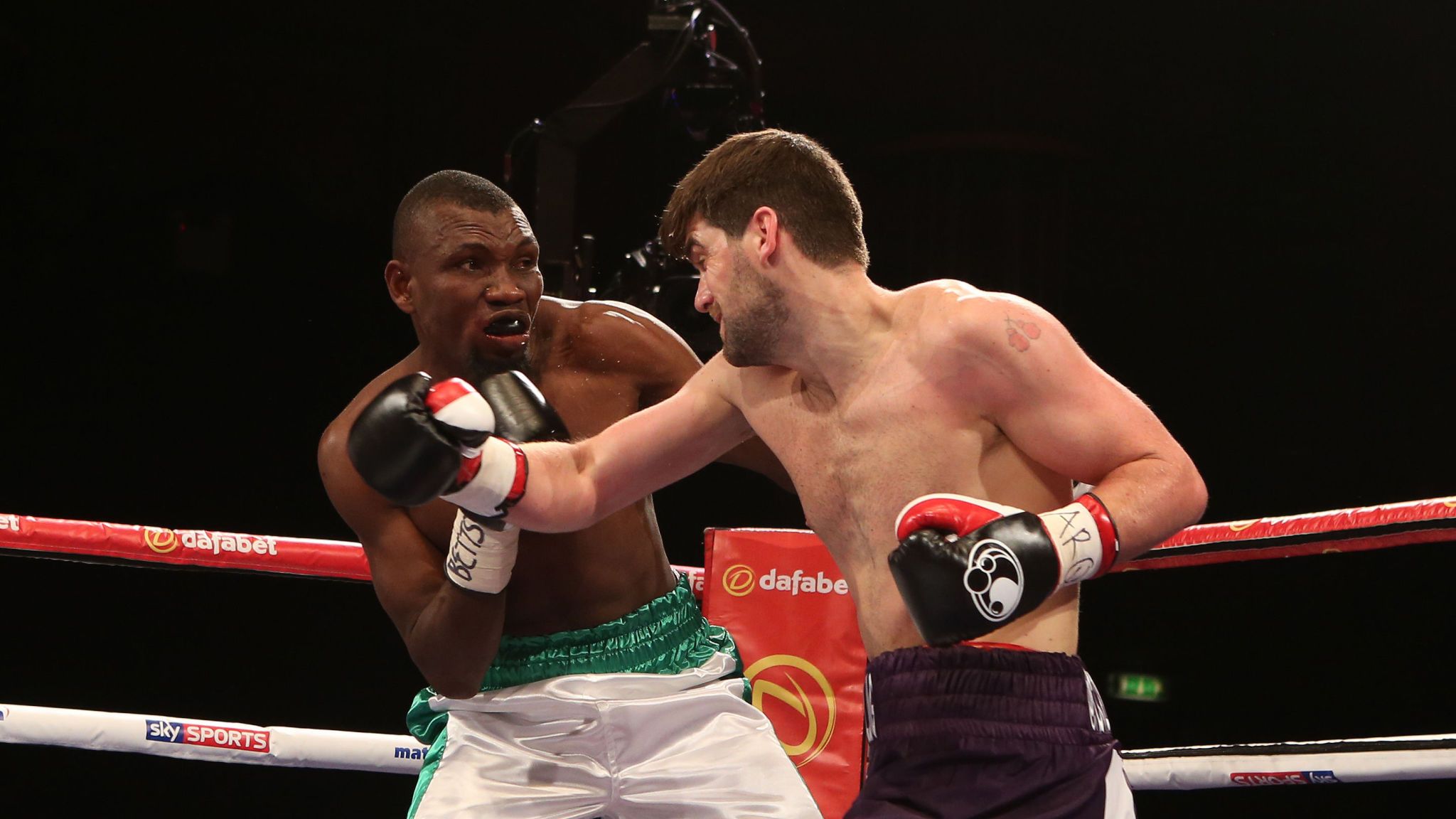 Rocky Fielding stops Mohammed Akrong to win Commonwealth title in ...