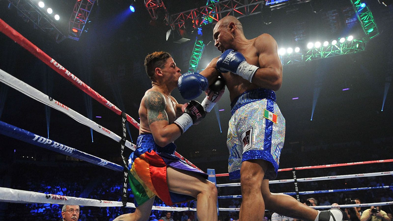 Gay fighter Orlando Cruz beaten by Mexico's Orlando Salido in Las Vegas ...