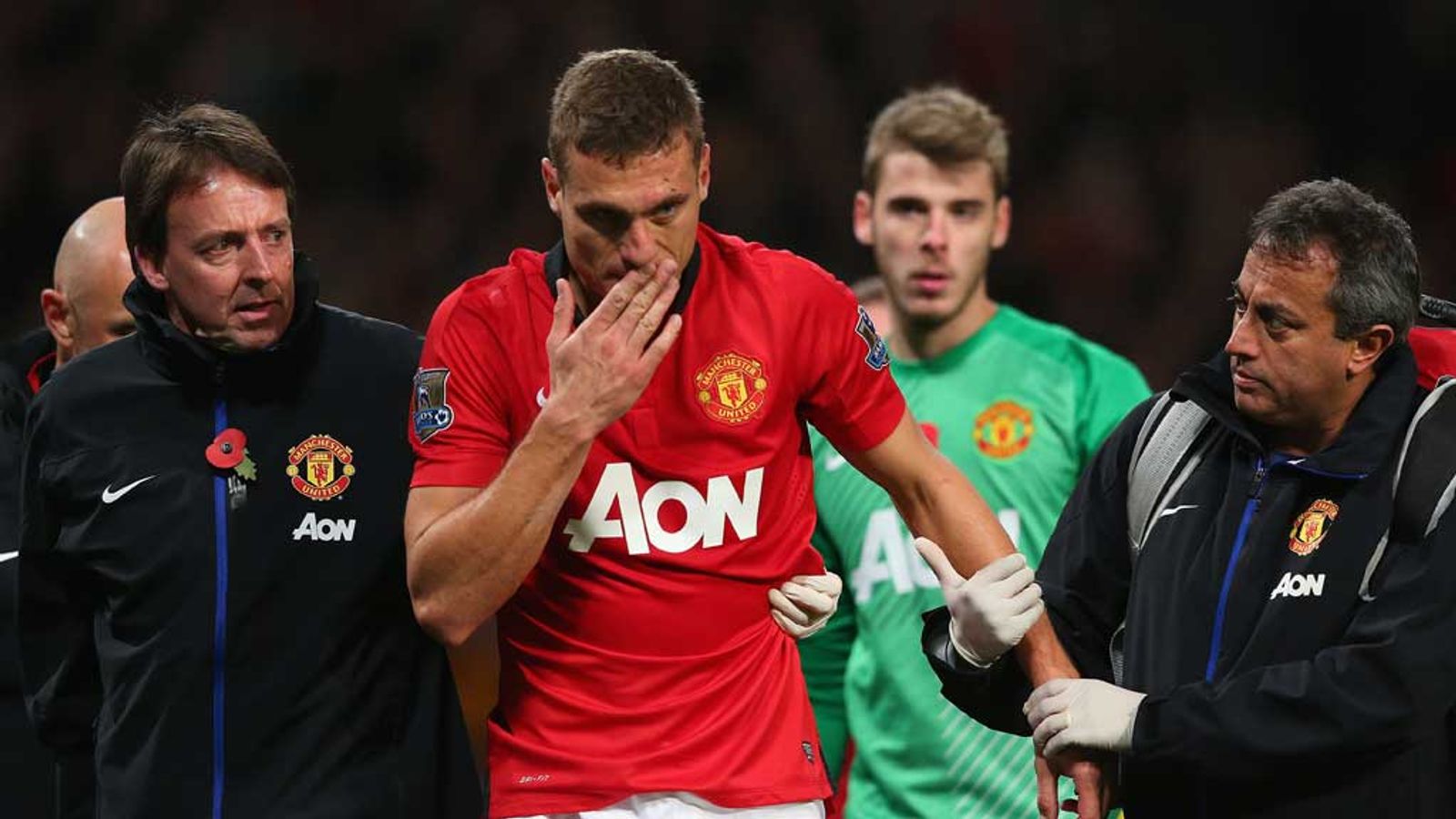 Manchester United await scan results after Nemanja Vidic suffers head ...