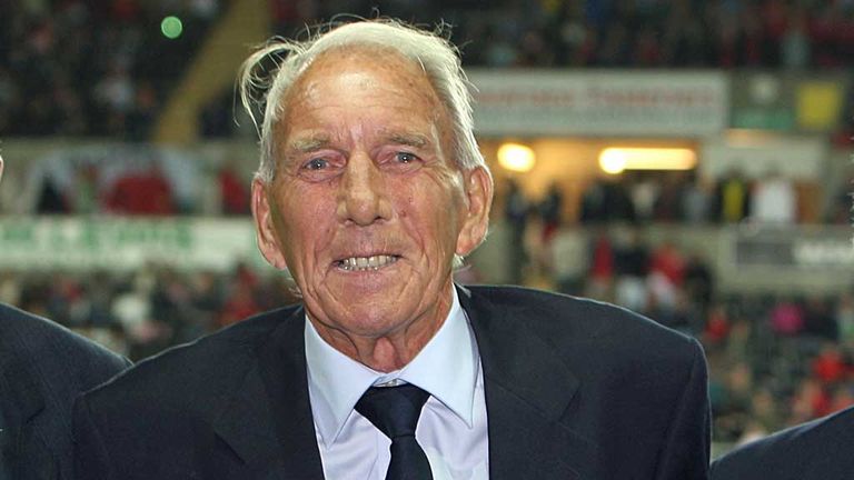 Former Wales, West Brom and Southampton defender Stuart Williams dies ...