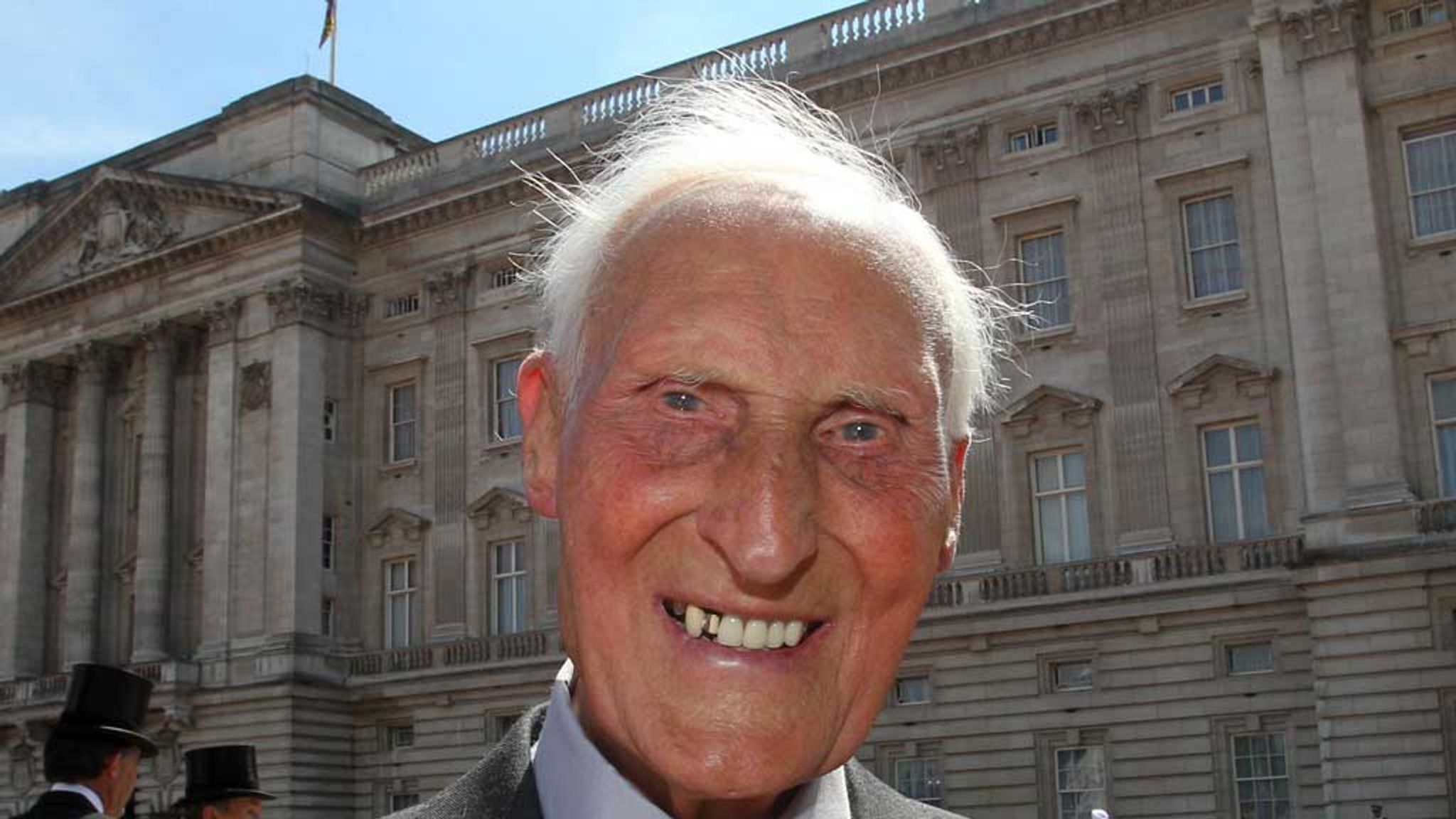 Former Wolves and England goalkeeper Bert Williams has died at the age ...