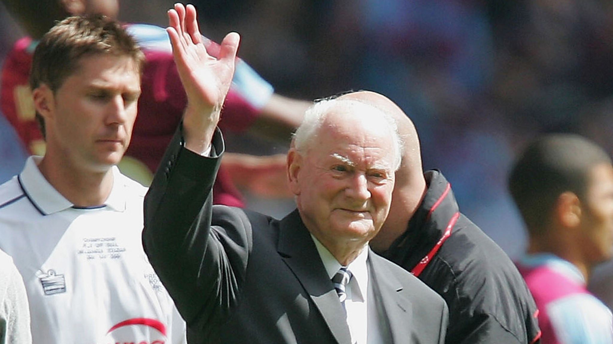 England and Preston legend Sir Tom Finney dies at age of 91 | Football ...