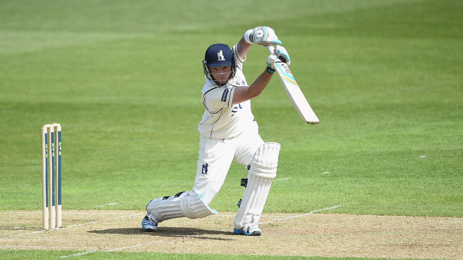 Division One: Ian Bell stands tall as wickets tumble around the country ...